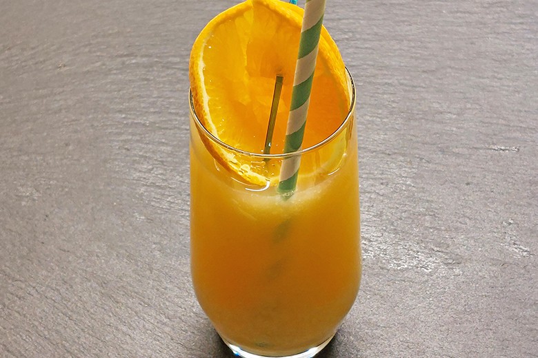 Exotischer Cocktail mit Sawo Mentega