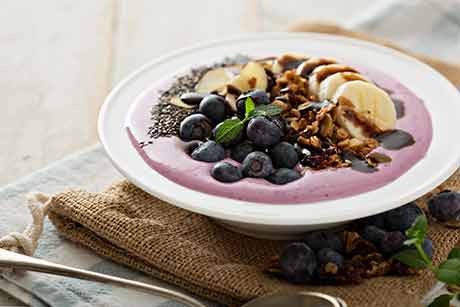 Bananen-Smoothie Bowl mit Feigen, Heidelbeeren und Erdbeeren - Rezept